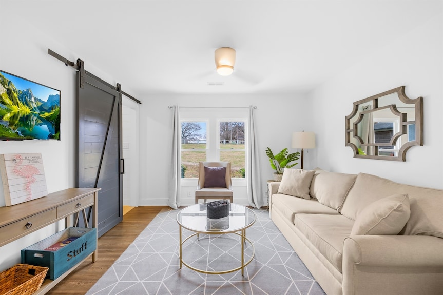 Covered Dock, King Suite, Modern Design, & Kayaks - Davidson, NC