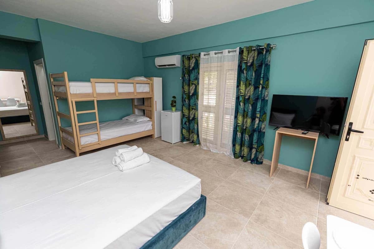 Quarto Quádruplo Familiar, varanda, Vista para a cidade | 1 quarto, ferro/tábua de engomar, Wi-fi grátis