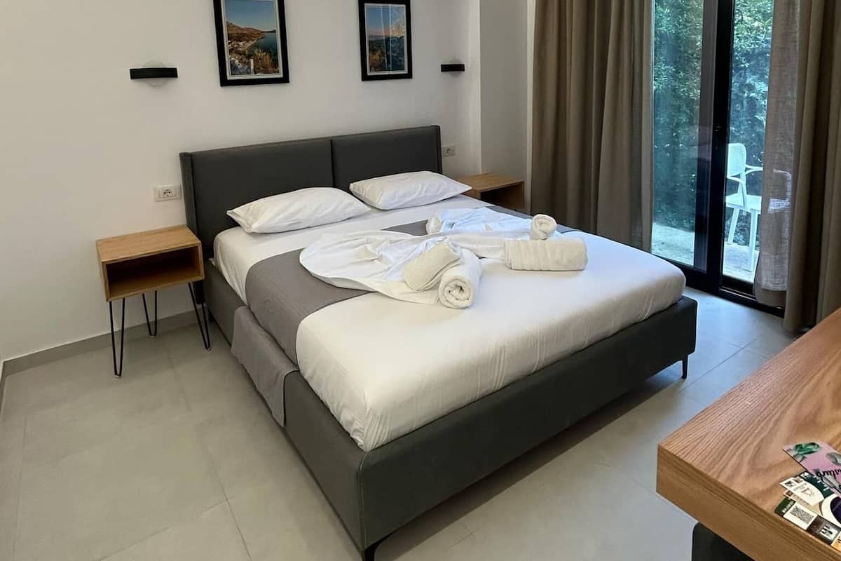 Quarto Duplo Básico, pátio | 1 quarto, ferro/tábua de engomar, Wi-fi grátis