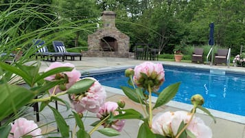 Piscina exterior sazonal, da(s) 8:00 à(s) 20:00, guarda-sóis