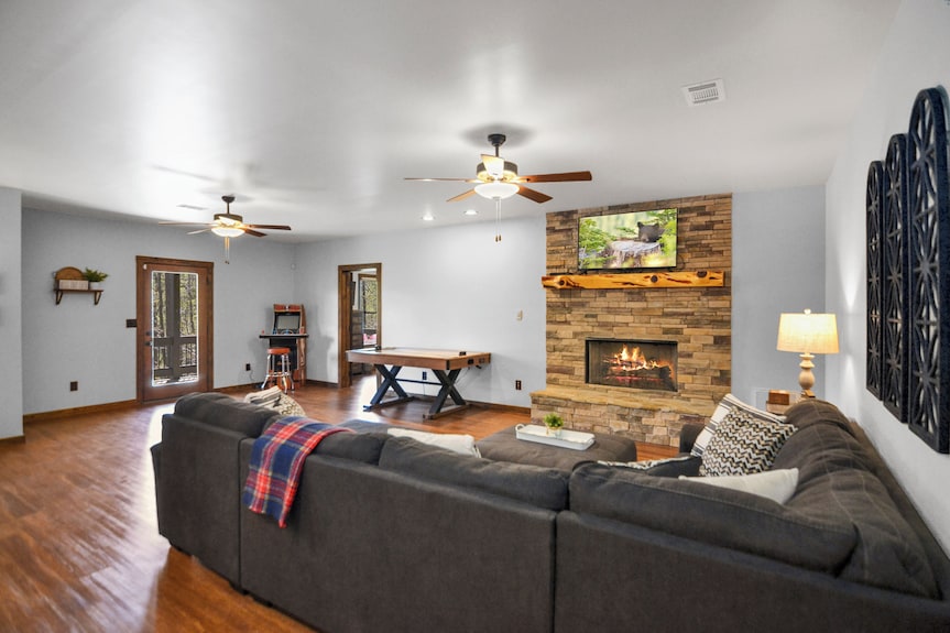Bearfoot On The River\nnew Spacious Cabin W/hot Tub, Movie Room And Family Resort - Ellijay, GA
