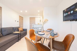 Apartamento Básico, não fumadores (301) | Sala de estar | Televisor de ecrã plano de 32 polegadas com canais digitais 