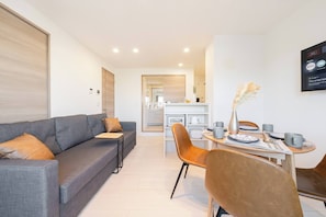 Apartamento Básico, não fumadores (301) | Sala de estar | Televisor de ecrã plano de 32 polegadas com canais digitais 