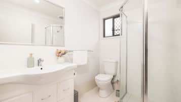 Standard Apartment | Casa de banho | Um polibã, um secador de cabelo, toalhas fornecidas, sabão