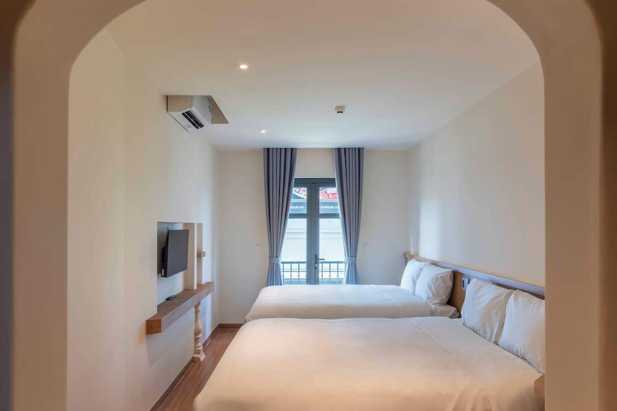 Quarto quádruplo luxo, sacada, vista para a cidade | Vista do quarto