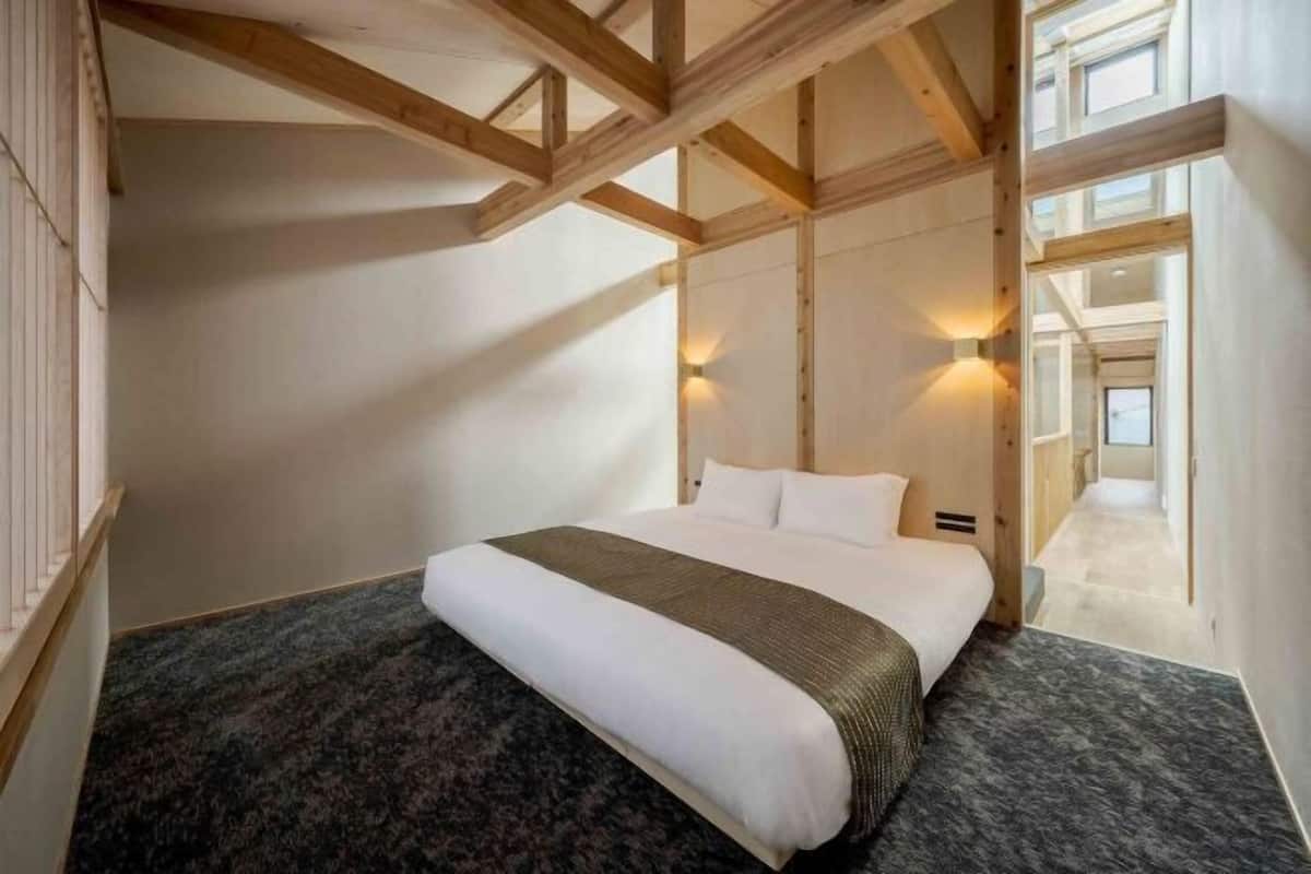 2 quartos, cofre no quarto, com decoração personalizada