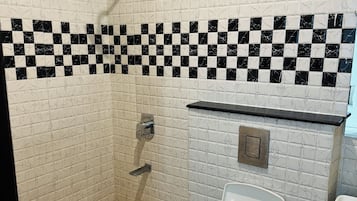 Quarto Duplo | Casa de banho | Um polibã, artigos de higiene pessoal grátis, chinelos