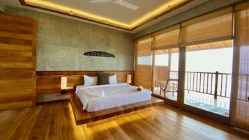 Quarto Deluxe, varanda, vista para o oceano | Cofre no quarto, secretária, Wi-fi grátis