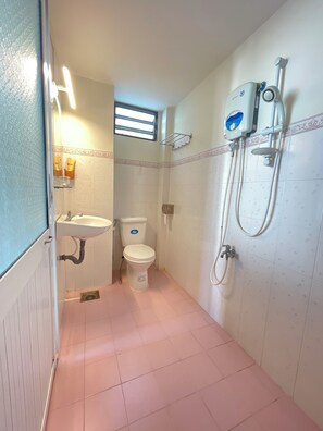 Apartamento, 3 quartos, cozinha, Vista para a cidade | Casa de banho | Um polibã, um secador de cabelo, chinelos, toalhas fornecidas 