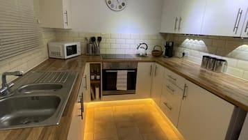 Apartamento | Cozinha privada | Um frigorífico, um micro-ondas, um forno, uma placa de cozinha