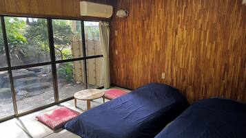 Quarto duplo, para não fumantes, vista para o jardim | Cofres nos quartos, cortinas blackout, ferros/tábuas de passar roupa