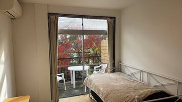 Quarto duplo, para não fumantes, vista para o jardim | Cofres nos quartos, cortinas blackout, ferros/tábuas de passar roupa