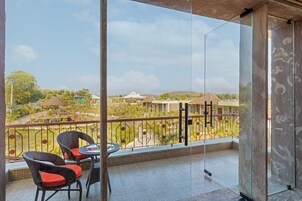 Quarto casal real, vista para a montanha | Cofres nos quartos, escrivaninha, espaço de trabalho para notebook