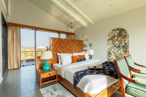 Quarto casal real, vista para a montanha | Cofres nos quartos, escrivaninha, espaço de trabalho para notebook