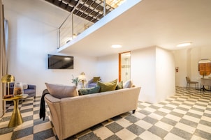 Loft, 1 quarto, varanda | Sala de estar | Televisor LED de 45 polegadas com canais digitais