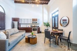 Apartamento, 2 quartos, varanda | Sala de estar | Televisor LED de 45 polegadas com canais digitais 