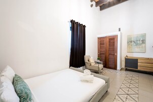 Apartamento, 1 quarto | Roupa hipoalergénica, secretária