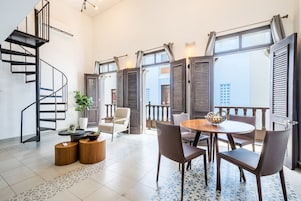Loft, 2 quartos, varanda, Vista para a cidade | Sala de estar | Televisor LED de 45 polegadas com canais digitais 