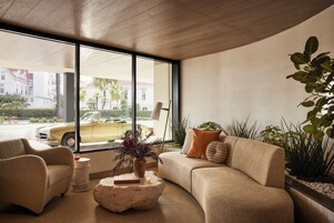 Área de estar no saguão