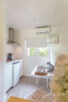 Um frigorífico/congelador grande, um micro-ondas, uma placa de cozinha 