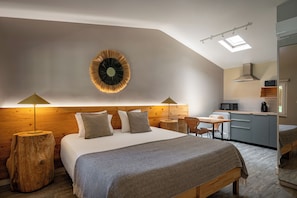 Quarto moderno com uma cama grande, abajures, cabeceira de madeira e um detalhe circular na parede.
