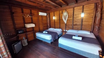 Quarto casal, sacada, vista para a praia | Frigobar, cofres nos quartos, quartos à prova de som, Wi-Fi de cortesia