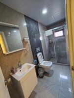 Quarto quádruplo luxo, 2 quartos, vista para o mar | Banheiro | Chuveiro, secador de cabelo, chinelos, toalhas de banho