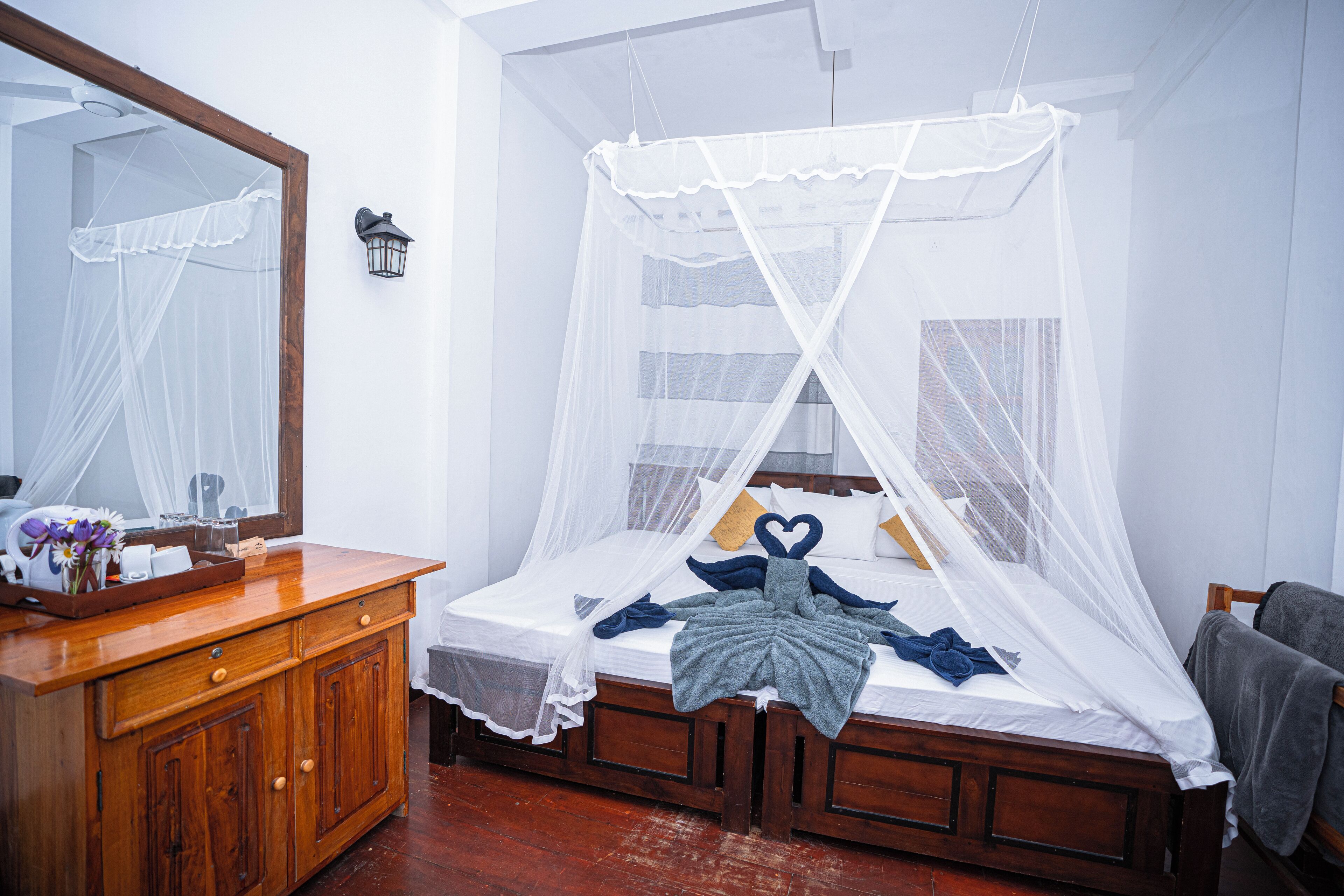 Cofres nos quartos, escrivaninha, espaço de trabalho para notebook