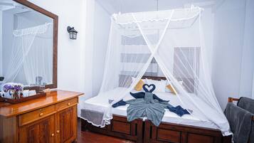 Cofres nos quartos, escrivaninha, espaço de trabalho para notebook