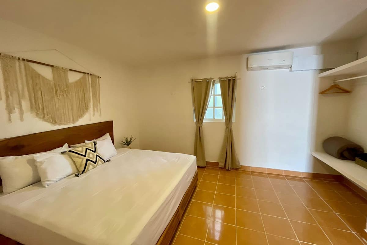 1 quarto, cofre no quarto, cortinas/cortinados opacos