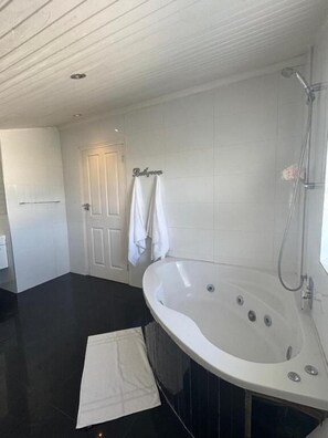 Quarto Duplo Deluxe | Casa de banho | Toalhas fornecidas, sabão, champô, papel higiénico 