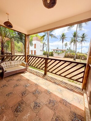 Quarto casal ou duplo standard, varanda coberta, vista para o jardim | Área de estar