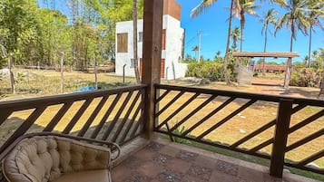 Quarto Quádruplo Standard, lanai (alpendre havaiano), vista para o jardim | Sala de estar