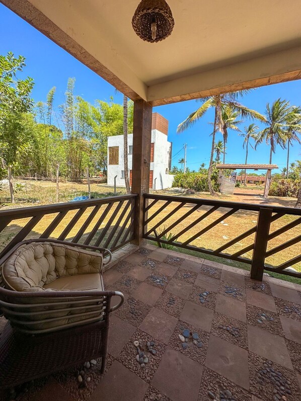 Quarto quádruplo standard, varanda coberta, vista para o jardim | Área de estar