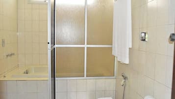 Quarto Romântico | Casa de banho | Artigos de higiene pessoal grátis, toalhas fornecidas, sabão