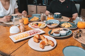Café da manhã com buffet grátis todos os dias