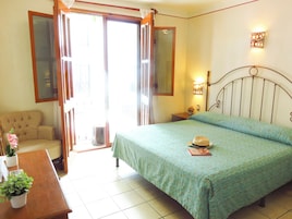 Quarto, 1 cama king-size | Secretária, cortinas/cortinados opacos, ferro/tábua de engomar 