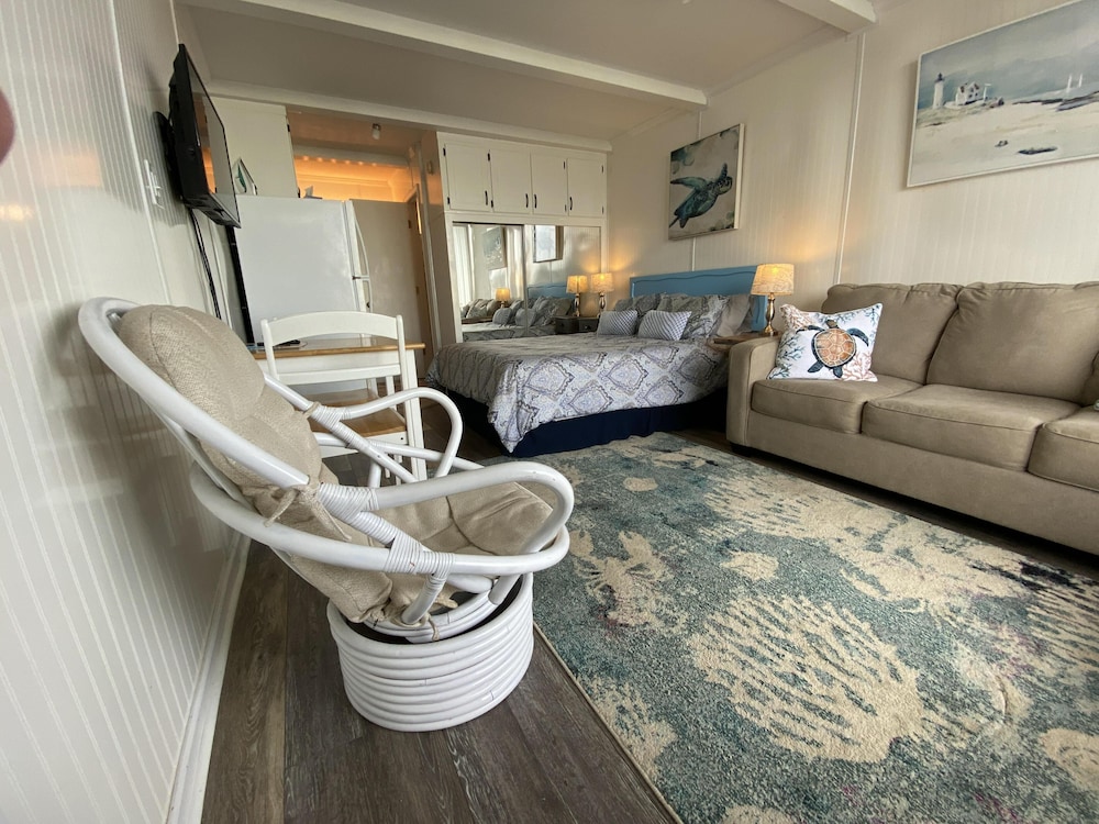 Welcoming studio with AC, WiFi, pool, laundry room - 50 steps to the ...