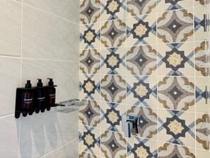 Apartamento | Casa de banho | Um polibã, artigos de higiene pessoal grátis, um secador de cabelo 