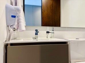 Apartamento | Casa de banho | Um polibã, artigos de higiene pessoal grátis, um secador de cabelo 