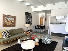 Apartamento conforto, 1 quarto, varanda, vista para a montanha | Sala de estar | TV de tela plana 42 polegadas com canais digitais, Netflix