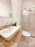 Chuveiro, toalhas de banho, sabonete, shampoo