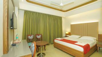 Quarto luxo | Escrivaninha, Wi-Fi de cortesia, roupa de cama