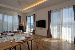 Villa, não fumadores, vista para o oceano | Sala de estar | Televisor de ecrã plano de 50 polegadas com canais digitais 