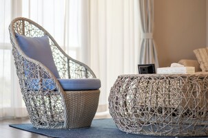 Villa, não fumadores, vista para o oceano | Sala de estar | Televisor de ecrã plano de 50 polegadas com canais digitais 