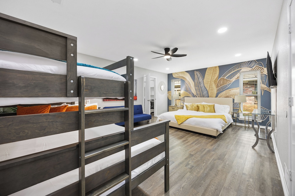 Luxury Escape - Pool, Hot Tub, Arcade, Games, BBQ & Outdoor Lounge ...