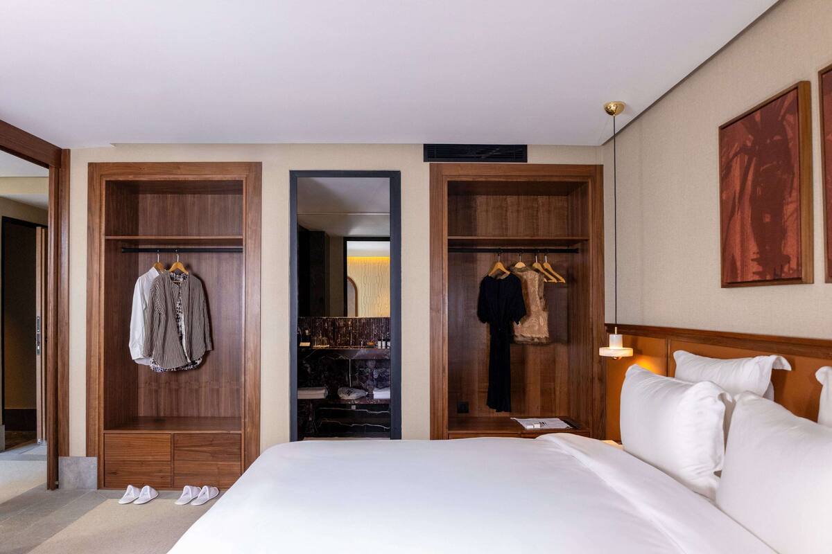 Cofres nos quartos, escrivaninha, cortinas blackout, Wi-Fi de cortesia