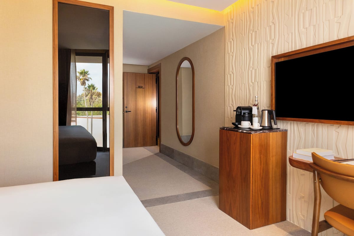 Quarto luxo, 1 cama Queen, terraço | Cofres nos quartos, escrivaninha, cortinas blackout, Wi-Fi de cortesia