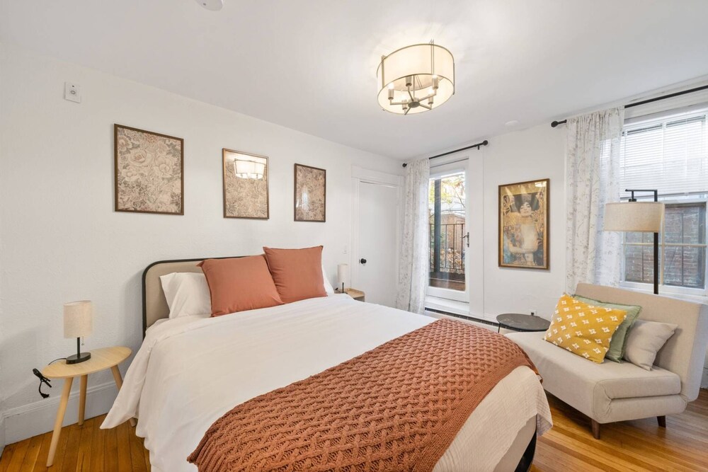Beacon Hill Elegance: Modern Apt with Balcony, Fast WiFi, Steps to ...