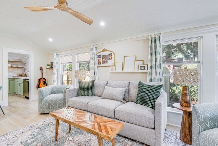 Charming & Bright 2 Bedroom ~ Close To Downtown Savannah / Airport - Savannah, GA